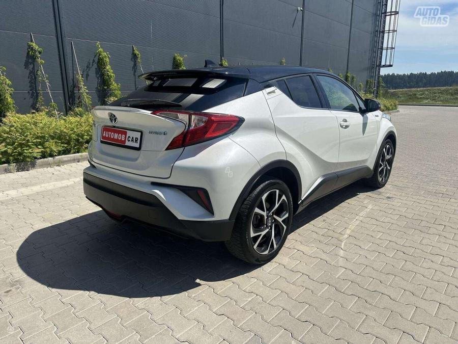 White Toyota C-HR 2017 in Vilnius, with an engine capacity of 1.80 L and mileage of 178 thousand km for 15450 €, photo 12 on AUTOMOTO.COM.LV