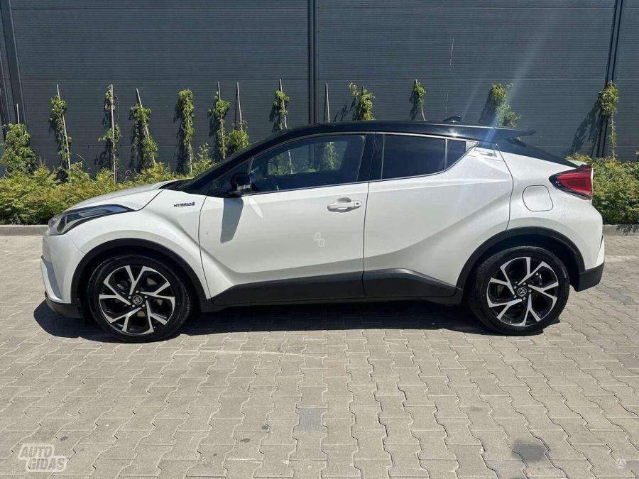 White Toyota C-HR 2017 in Vilnius, with an engine capacity of 1.80 L and mileage of 178 thousand km for 15450 €, photo 18 on AUTOMOTO.COM.LV