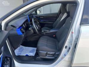 White Toyota C-HR 2017 in Vilnius, with an engine capacity of 1.80 L and mileage of 178 thousand km for 15450 €, photo 20 on AUTOMOTO.COM.LV