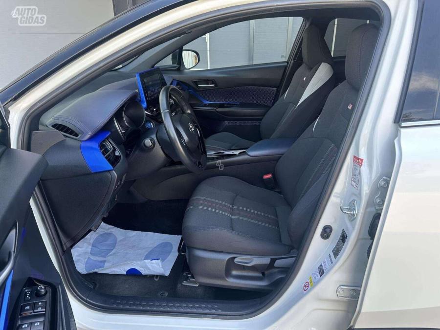 White Toyota C-HR 2017 in Vilnius, with an engine capacity of 1.80 L and mileage of 178 thousand km for 15450 €, photo 20 on AUTOMOTO.COM.LV
