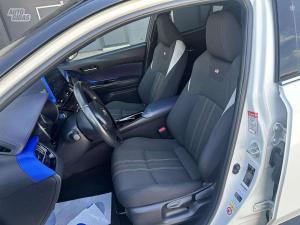 White Toyota C-HR 2017 in Vilnius, with an engine capacity of 1.80 L and mileage of 178 thousand km for 15450 €, photo 21 on AUTOMOTO.COM.LV
