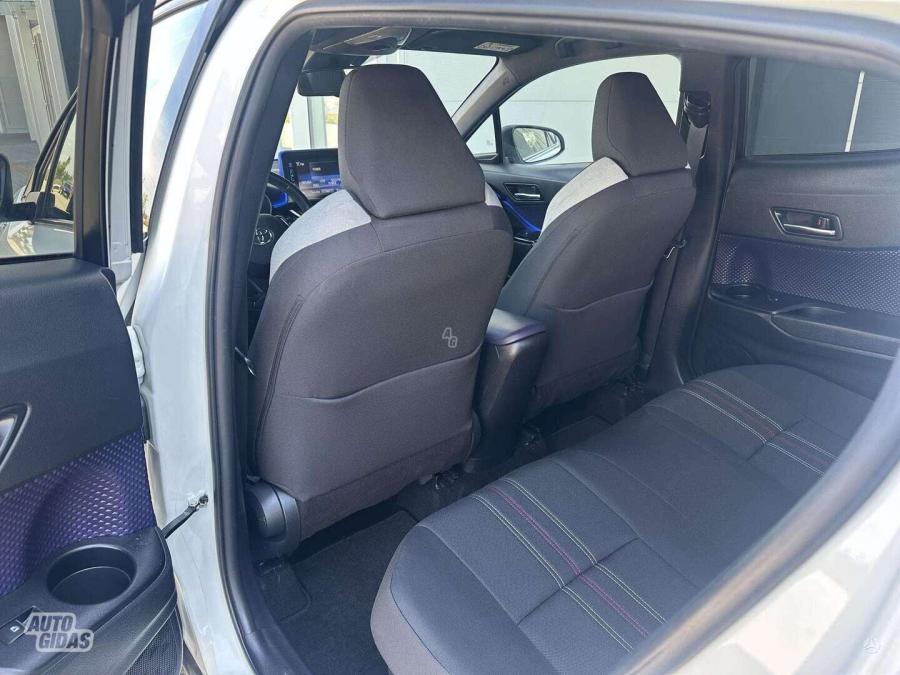 White Toyota C-HR 2017 in Vilnius, with an engine capacity of 1.80 L and mileage of 178 thousand km for 15450 €, photo 27 on AUTOMOTO.COM.LV