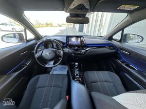 White Toyota C-HR 2017 in Vilnius, with an engine capacity of 1.80 L and mileage of 178 thousand km for 15450 €, photo 30 on AUTOMOTO.COM.LV