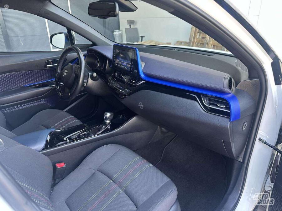 White Toyota C-HR 2017 in Vilnius, with an engine capacity of 1.80 L and mileage of 178 thousand km for 15450 €, photo 34 on AUTOMOTO.COM.LV