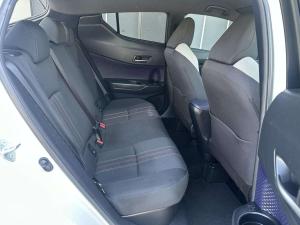 White Toyota C-HR 2017 in Vilnius, with an engine capacity of 1.80 L and mileage of 178 thousand km for 15450 €, photo 35 on AUTOMOTO.COM.LV