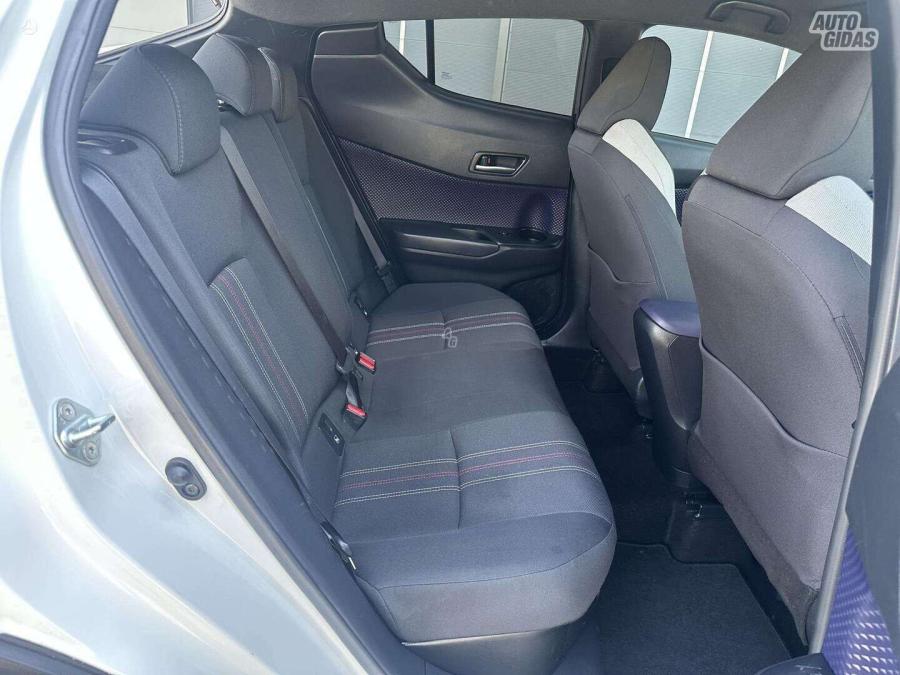 White Toyota C-HR 2017 in Vilnius, with an engine capacity of 1.80 L and mileage of 178 thousand km for 15450 €, photo 37 on AUTOMOTO.COM.LV