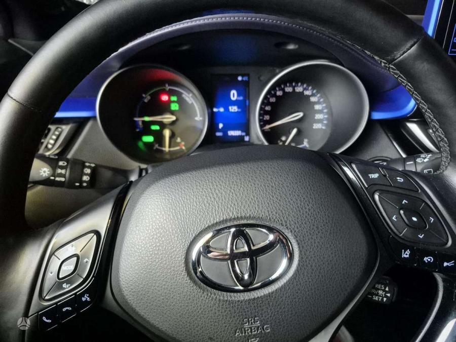 Balts Toyota C-HR 2017 Šilalė, ar dzinēja tilpumu 1.80 L un nobraukumu 176 tūkst. km par 10400 €, foto 8 vietnē AUTOMOTO.COM.LV
