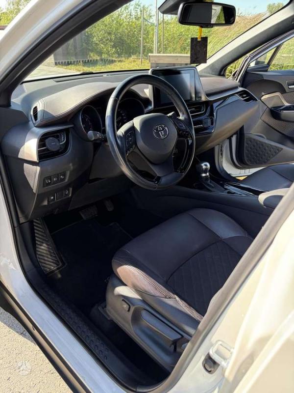White Toyota C-HR 2017 in Klaipeda, with an engine capacity of 1.20 L and mileage of 93 thousand km for 16900 €, photo 10 on AUTOMOTO.COM.LV