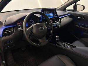White Toyota C-HR 2017 in Marijampole, with an engine capacity of 1.80 L and mileage of 160 thousand km for 15950 €, photo 3 on AUTOMOTO.COM.LV