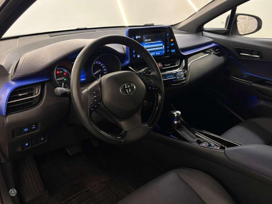White Toyota C-HR 2017 in Marijampole, with an engine capacity of 1.80 L and mileage of 160 thousand km for 15950 €, photo 3 on AUTOMOTO.COM.LV