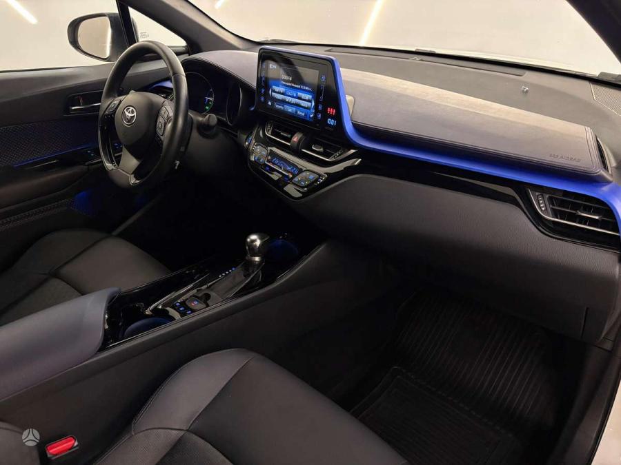 White Toyota C-HR 2017 in Marijampole, with an engine capacity of 1.80 L and mileage of 160 thousand km for 15950 €, photo 12 on AUTOMOTO.COM.LV