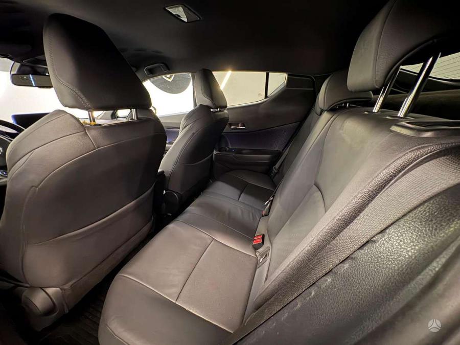 White Toyota C-HR 2017 in Marijampole, with an engine capacity of 1.80 L and mileage of 160 thousand km for 15950 €, photo 17 on AUTOMOTO.COM.LV