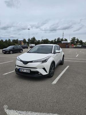 Белый Тойота C-HR 2017 в Шяуляй, объемом двигателя 1.80 л и пробегом 151 тыс. км за 15300 €, фото  на AUTOMOTO.COM.LV