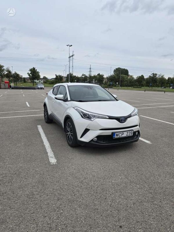 White Toyota C-HR 2017 in Siauliai, with an engine capacity of 1.80 L and mileage of 151 thousand km for 15300 €, photo 2 on AUTOMOTO.COM.LV
