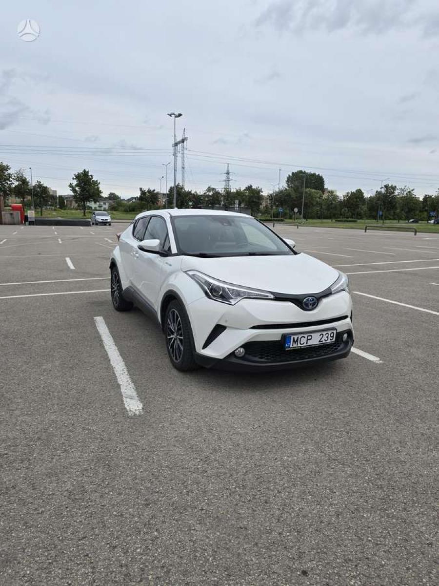 White Toyota C-HR 2017 in Siauliai, with an engine capacity of 1.80 L and mileage of 151 thousand km for 15300 €, photo 3 on AUTOMOTO.COM.LV
