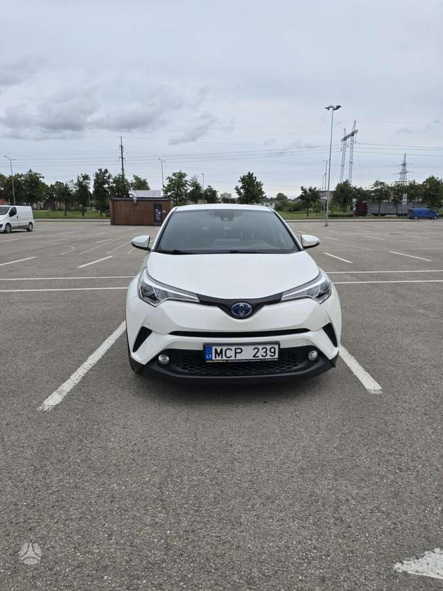White Toyota C-HR 2017 in Siauliai, with an engine capacity of 1.80 L and mileage of 151 thousand km for 15300 €, photo 4 on AUTOMOTO.COM.LV