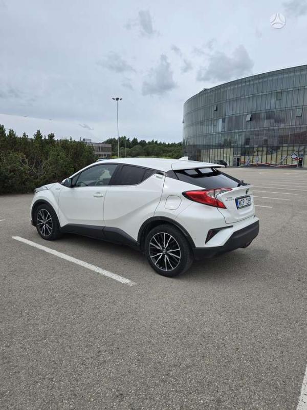 White Toyota C-HR 2017 in Siauliai, with an engine capacity of 1.80 L and mileage of 151 thousand km for 15300 €, photo 4 on AUTOMOTO.COM.LV