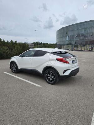 White Toyota C-HR 2017 in Siauliai, with an engine capacity of 1.80 L and mileage of 151 thousand km for 15300 €, photo 5 on AUTOMOTO.COM.LV