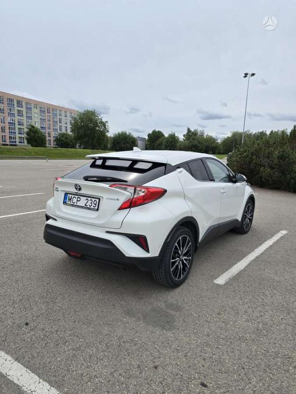 White Toyota C-HR 2017 in Siauliai, with an engine capacity of 1.80 L and mileage of 151 thousand km for 15300 €, photo 5 on AUTOMOTO.COM.LV