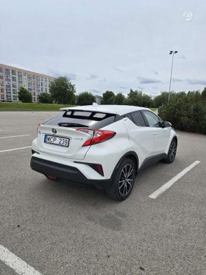 White Toyota C-HR 2017 in Siauliai, with an engine capacity of 1.80 L and mileage of 151 thousand km for 15300 €, photo 6 on AUTOMOTO.COM.LV