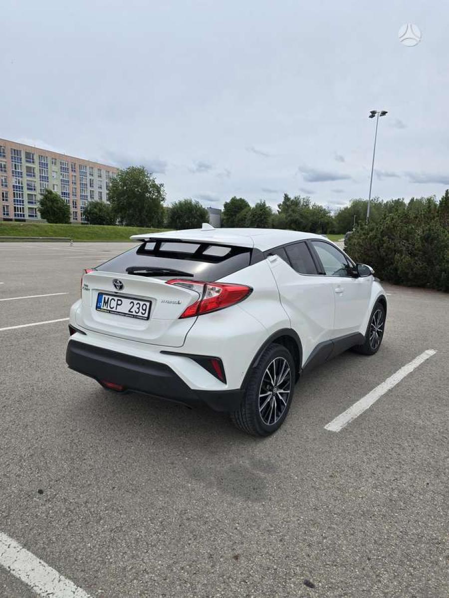 White Toyota C-HR 2017 in Siauliai, with an engine capacity of 1.80 L and mileage of 151 thousand km for 15300 €, photo 6 on AUTOMOTO.COM.LV