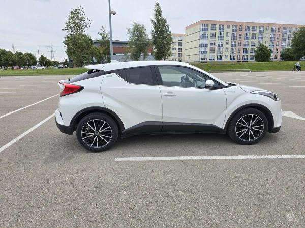 White Toyota C-HR 2017 in Siauliai, with an engine capacity of 1.80 L and mileage of 151 thousand km for 15300 €, photo 6 on AUTOMOTO.COM.LV
