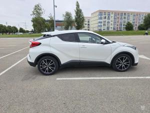 White Toyota C-HR 2017 in Siauliai, with an engine capacity of 1.80 L and mileage of 151 thousand km for 15300 €, photo 7 on AUTOMOTO.COM.LV