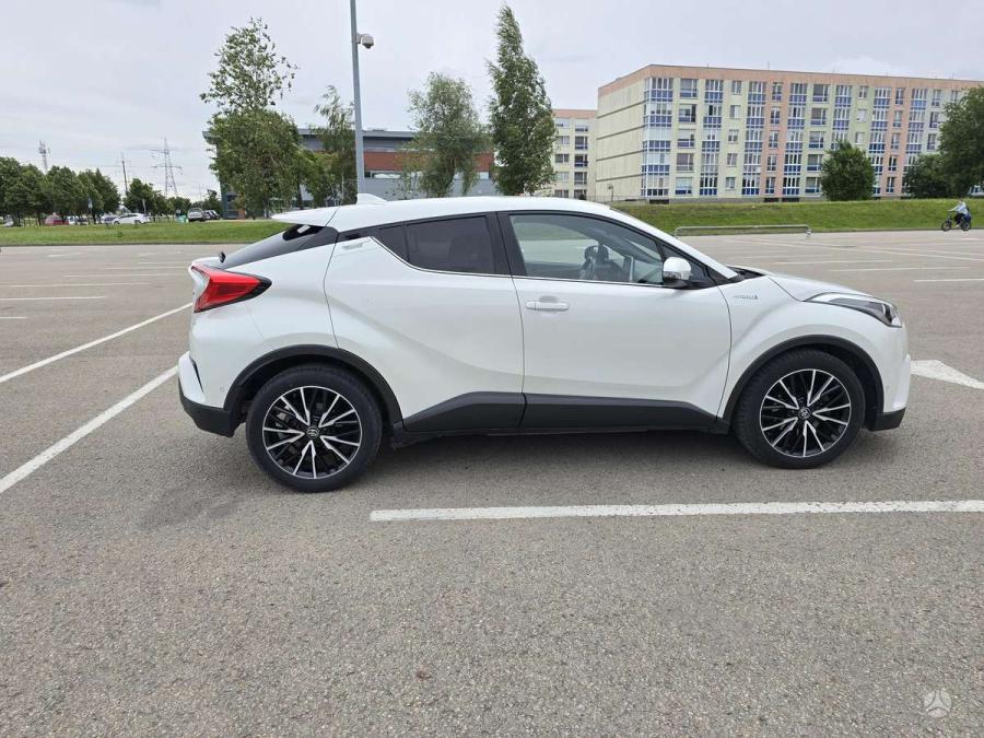 White Toyota C-HR 2017 in Siauliai, with an engine capacity of 1.80 L and mileage of 151 thousand km for 15300 €, photo 7 on AUTOMOTO.COM.LV