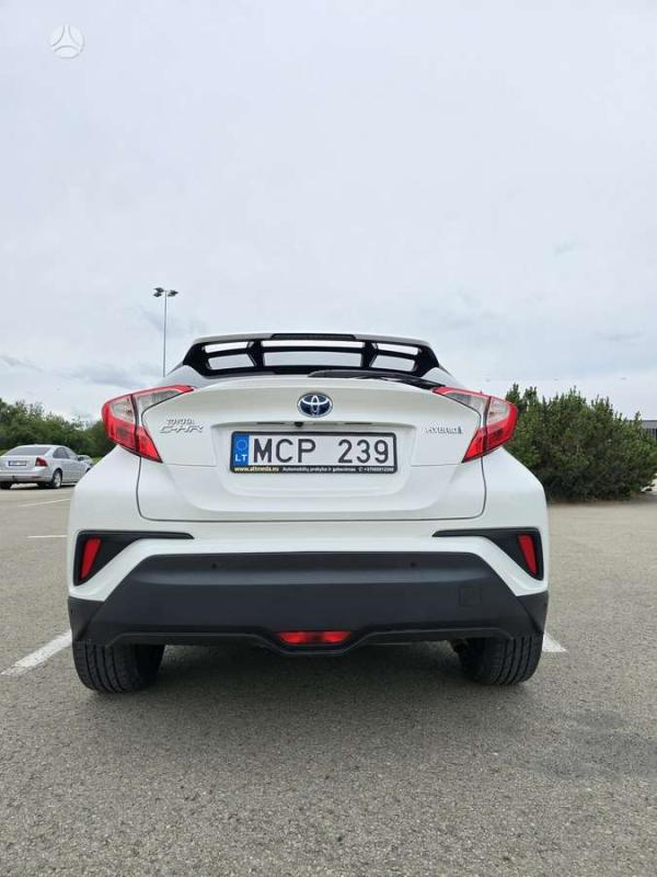 White Toyota C-HR 2017 in Siauliai, with an engine capacity of 1.80 L and mileage of 151 thousand km for 15300 €, photo 7 on AUTOMOTO.COM.LV