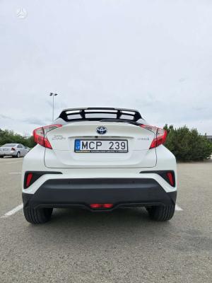 White Toyota C-HR 2017 in Siauliai, with an engine capacity of 1.80 L and mileage of 151 thousand km for 15300 €, photo 8 on AUTOMOTO.COM.LV
