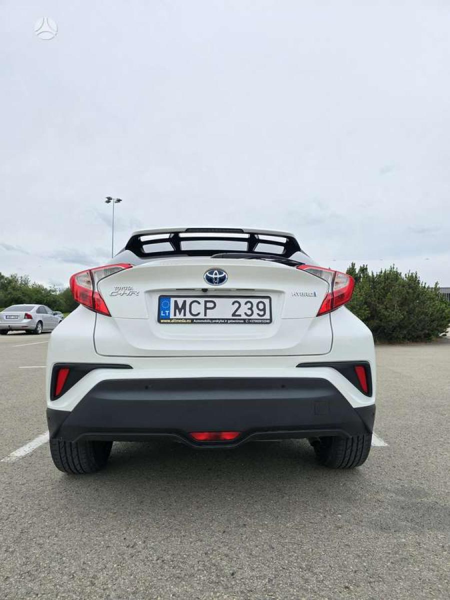 White Toyota C-HR 2017 in Siauliai, with an engine capacity of 1.80 L and mileage of 151 thousand km for 15300 €, photo 8 on AUTOMOTO.COM.LV