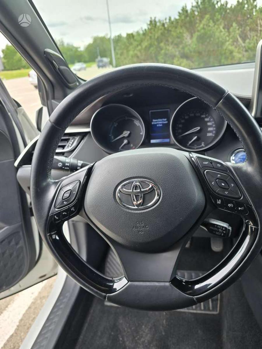 White Toyota C-HR 2017 in Siauliai, with an engine capacity of 1.80 L and mileage of 151 thousand km for 15300 €, photo 10 on AUTOMOTO.COM.LV