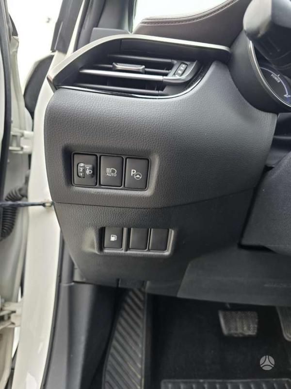 White Toyota C-HR 2017 in Siauliai, with an engine capacity of 1.80 L and mileage of 151 thousand km for 15300 €, photo 10 on AUTOMOTO.COM.LV