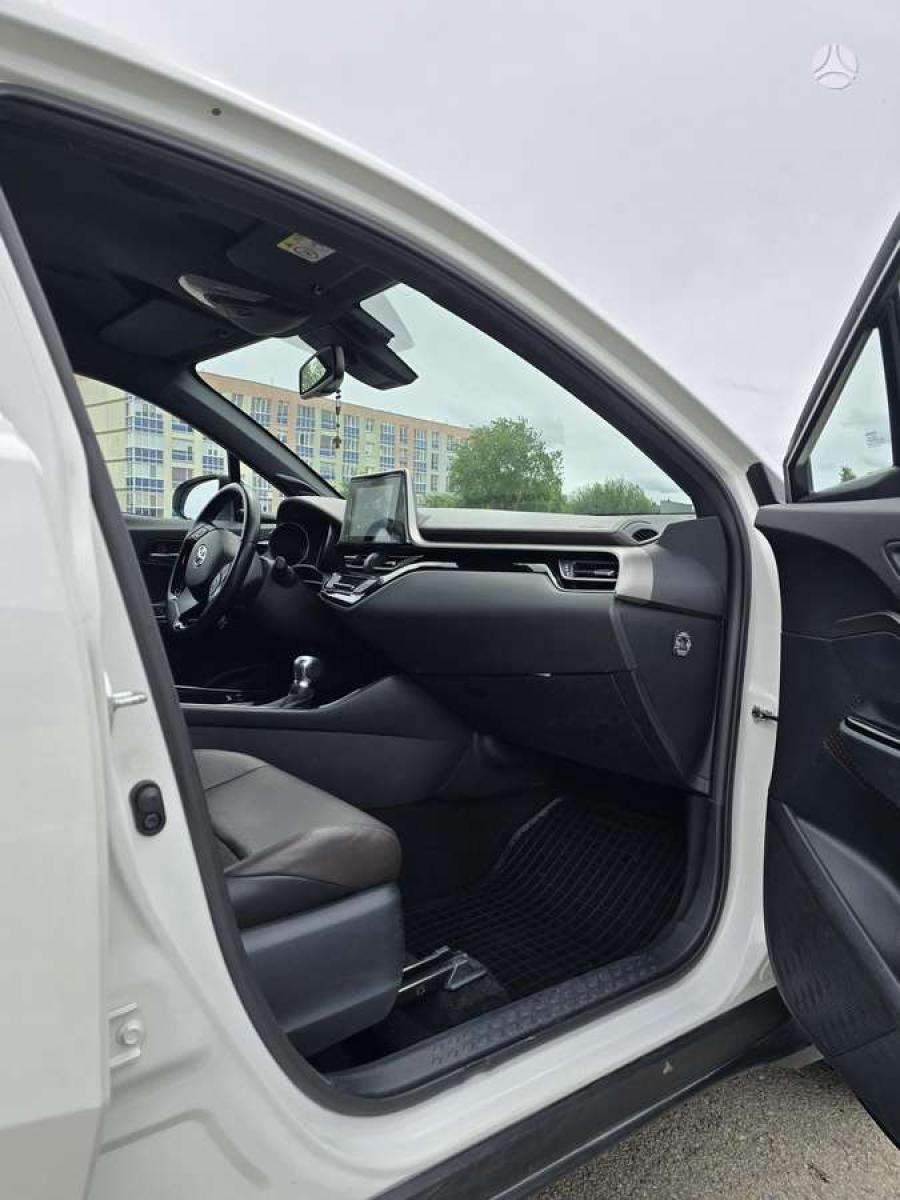 White Toyota C-HR 2017 in Siauliai, with an engine capacity of 1.80 L and mileage of 151 thousand km for 15300 €, photo 12 on AUTOMOTO.COM.LV