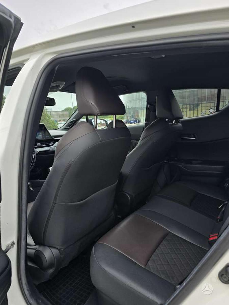 White Toyota C-HR 2017 in Siauliai, with an engine capacity of 1.80 L and mileage of 151 thousand km for 15300 €, photo 13 on AUTOMOTO.COM.LV