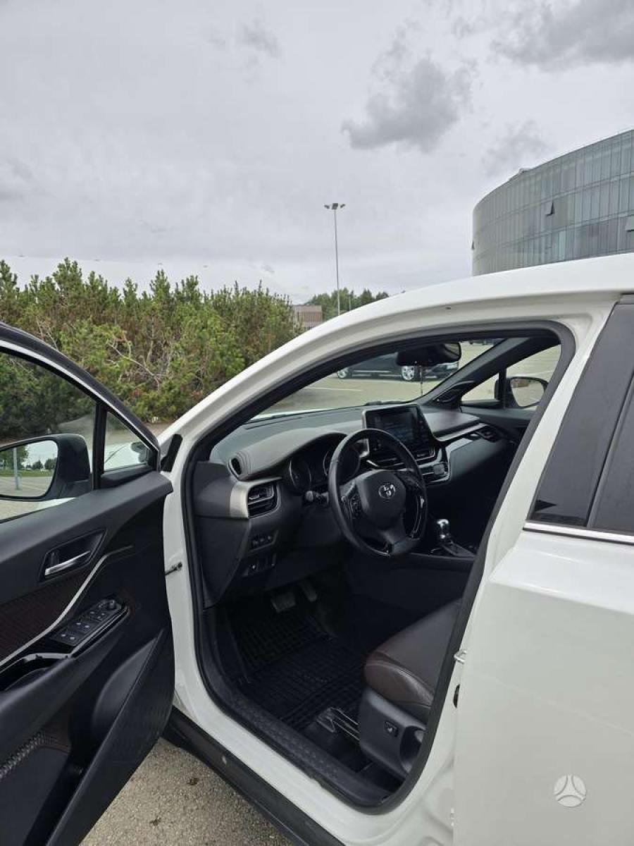 White Toyota C-HR 2017 in Siauliai, with an engine capacity of 1.80 L and mileage of 151 thousand km for 15300 €, photo 14 on AUTOMOTO.COM.LV