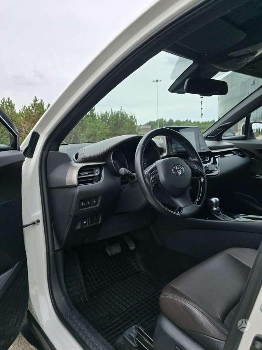 White Toyota C-HR 2017 in Siauliai, with an engine capacity of 1.80 L and mileage of 151 thousand km for 15300 €, photo 15 on AUTOMOTO.COM.LV