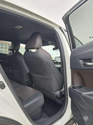 White Toyota C-HR 2017 in Siauliai, with an engine capacity of 1.80 L and mileage of 151 thousand km for 15300 €, photo 16 on AUTOMOTO.COM.LV