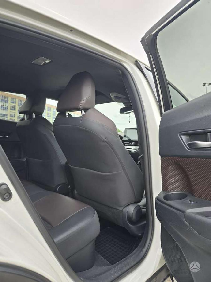 White Toyota C-HR 2017 in Siauliai, with an engine capacity of 1.80 L and mileage of 151 thousand km for 15300 €, photo 16 on AUTOMOTO.COM.LV