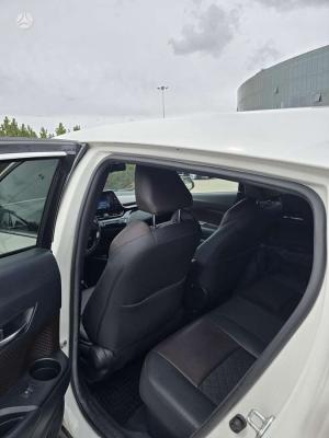 White Toyota C-HR 2017 in Siauliai, with an engine capacity of 1.80 L and mileage of 151 thousand km for 15300 €, photo 17 on AUTOMOTO.COM.LV