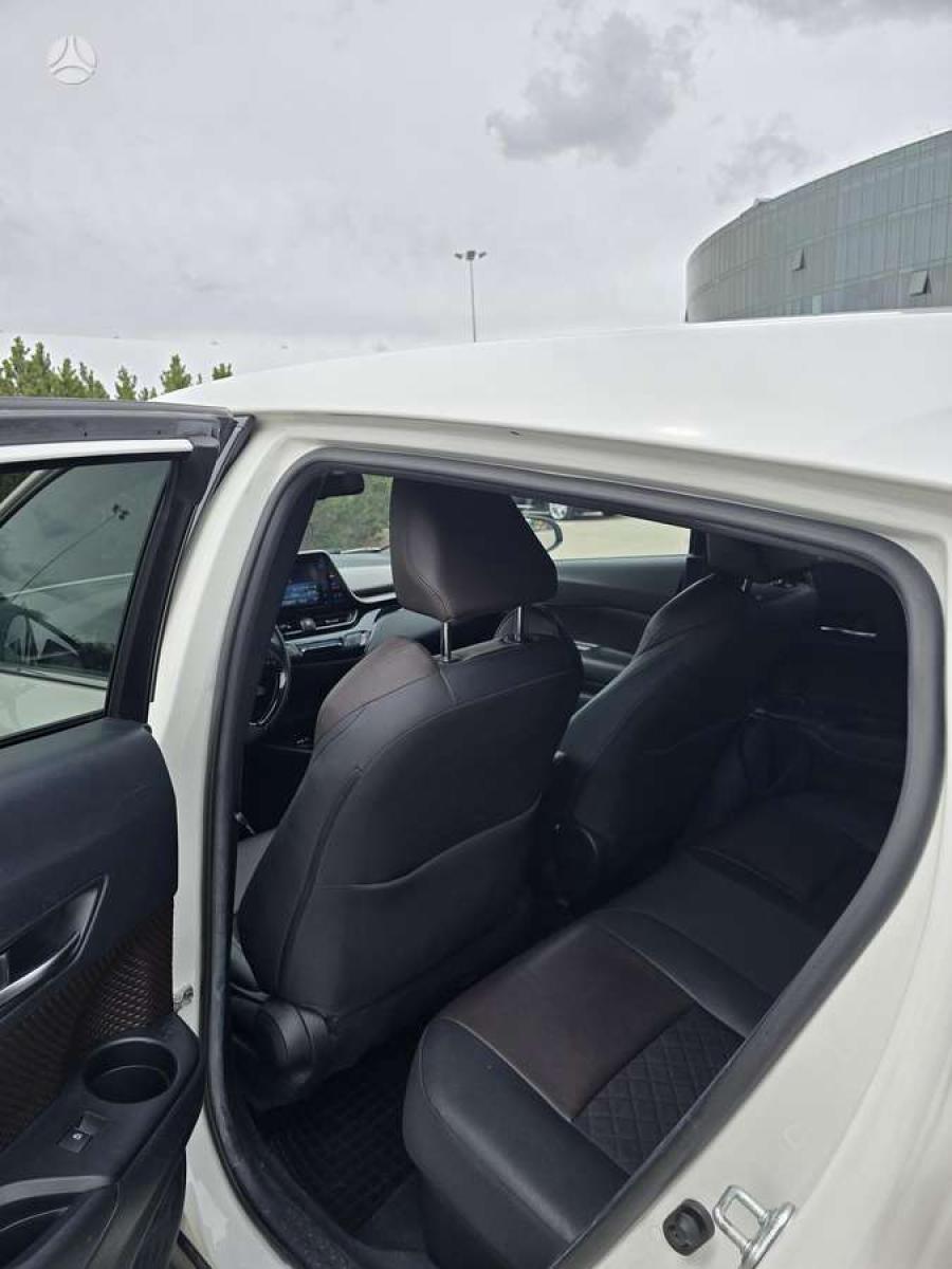 White Toyota C-HR 2017 in Siauliai, with an engine capacity of 1.80 L and mileage of 151 thousand km for 15300 €, photo 17 on AUTOMOTO.COM.LV