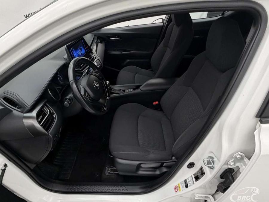 Белый Тойота C-HR 2017 в Вильнюс, объемом двигателя 1.80 л и пробегом 141 тыс. км за 13900 €, фото 22 на AUTOMOTO.COM.LV
