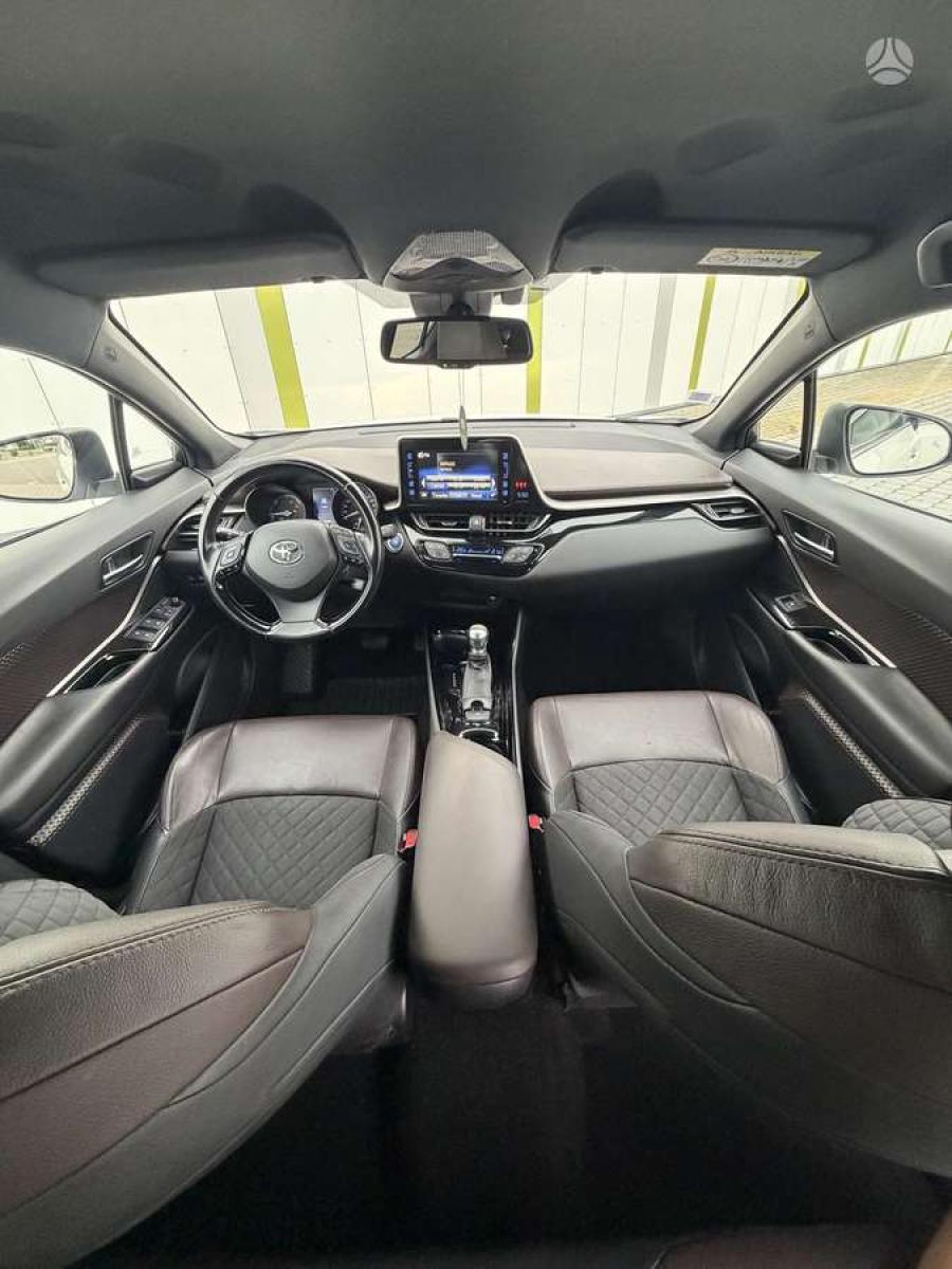 White Toyota C-HR 2017 in Taurage, with an engine capacity of 1.80 L and mileage of 172 thousand km for 14300 €, photo 39 on AUTOMOTO.COM.LV
