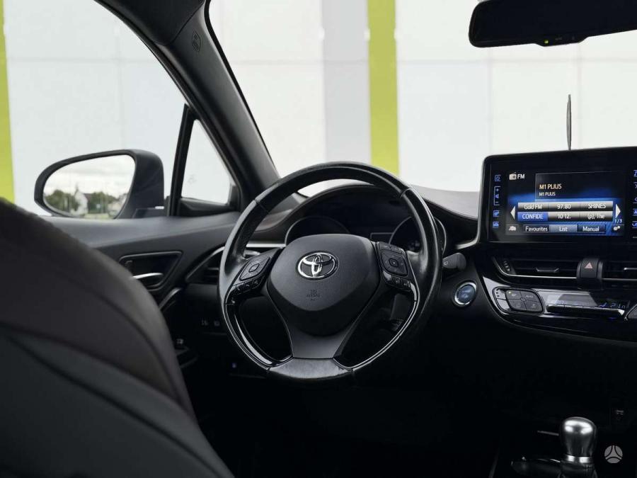 White Toyota C-HR 2017 in Taurage, with an engine capacity of 1.80 L and mileage of 172 thousand km for 14300 €, photo 56 on AUTOMOTO.COM.LV