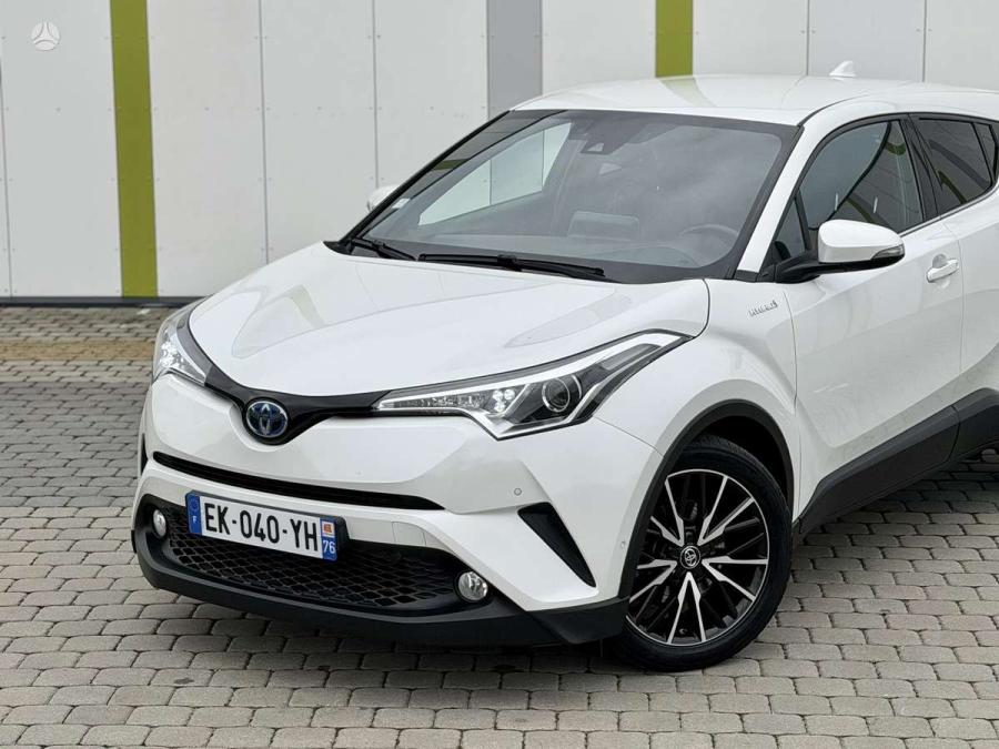 White Toyota C-HR 2017 in Taurage, with an engine capacity of 1.80 L and mileage of 172 thousand km for 14300 €, photo 3 on AUTOMOTO.COM.LV