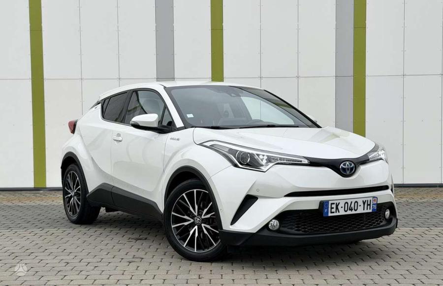 White Toyota C-HR 2017 in Taurage, with an engine capacity of 1.80 L and mileage of 172 thousand km for 14300 €, photo 4 on AUTOMOTO.COM.LV