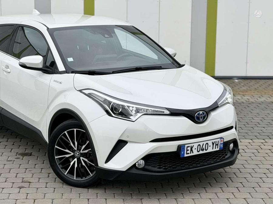 White Toyota C-HR 2017 in Taurage, with an engine capacity of 1.80 L and mileage of 172 thousand km for 14300 €, photo 5 on AUTOMOTO.COM.LV