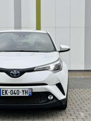 White Toyota C-HR 2017 in Taurage, with an engine capacity of 1.80 L and mileage of 172 thousand km for 14300 €, photo 7 on AUTOMOTO.COM.LV