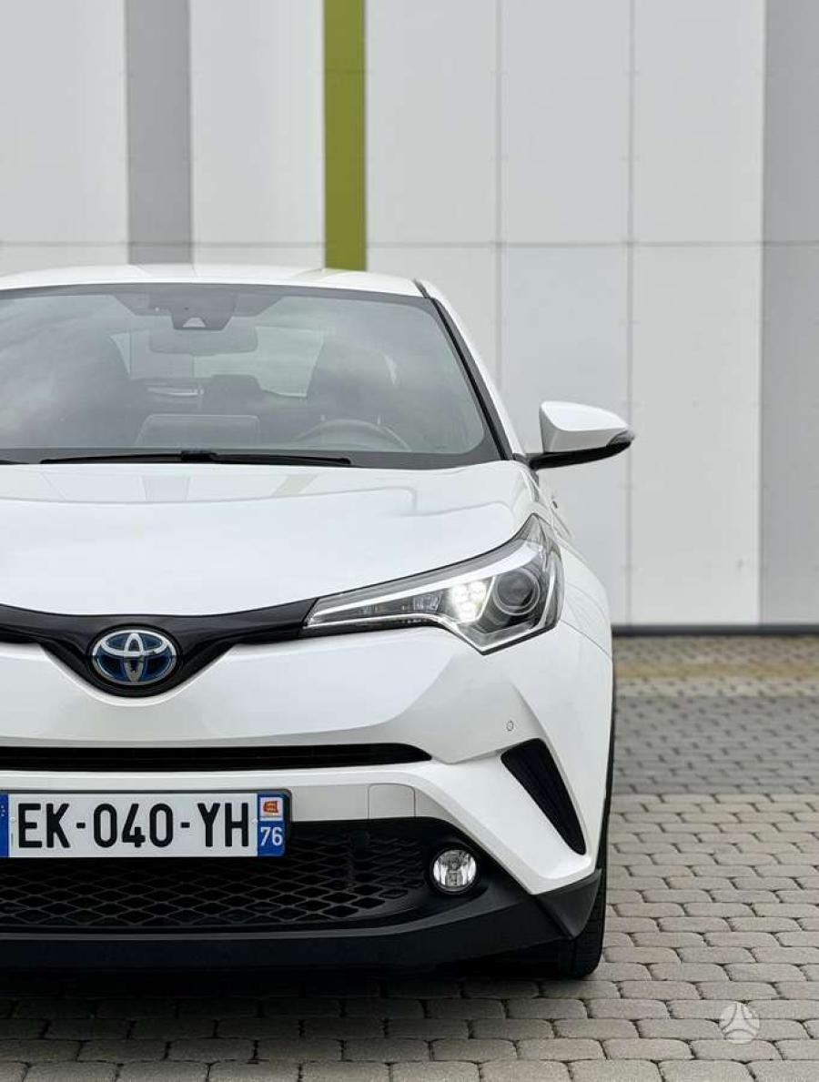 White Toyota C-HR 2017 in Taurage, with an engine capacity of 1.80 L and mileage of 172 thousand km for 14300 €, photo 7 on AUTOMOTO.COM.LV