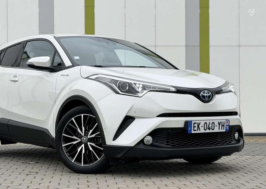 White Toyota C-HR 2017 in Taurage, with an engine capacity of 1.80 L and mileage of 172 thousand km for 14300 €, photo 12 on AUTOMOTO.COM.LV